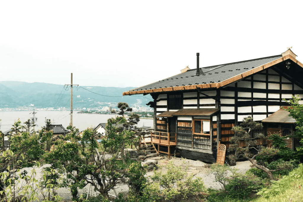 諏訪に建つ、思いを受けてつなぐ宿「小さな泊まれる廻舞台 mawari」 | インタビュー | Livhub | サステナブルツーリズムの情報メディア